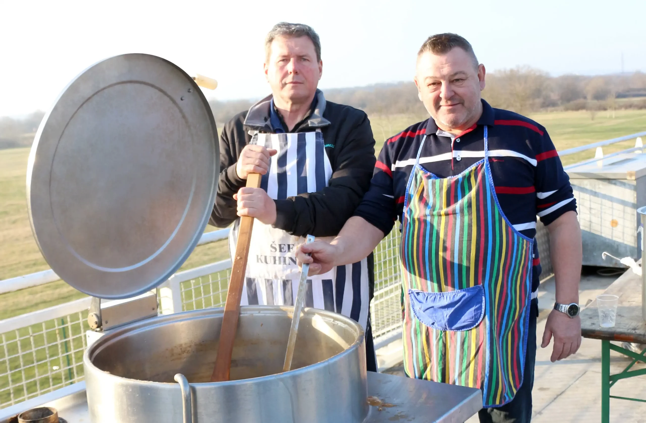 NEDELIŠĆE Alen i Mirko pripremili odličan grah za nogometaše ...
