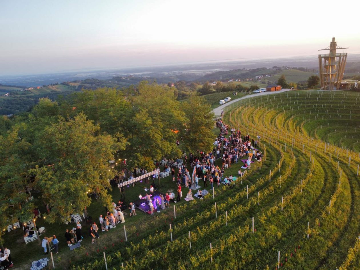 DOČEK LJETA Mađerkin breg zablistao u bojama prvog ljetnog jutra ...