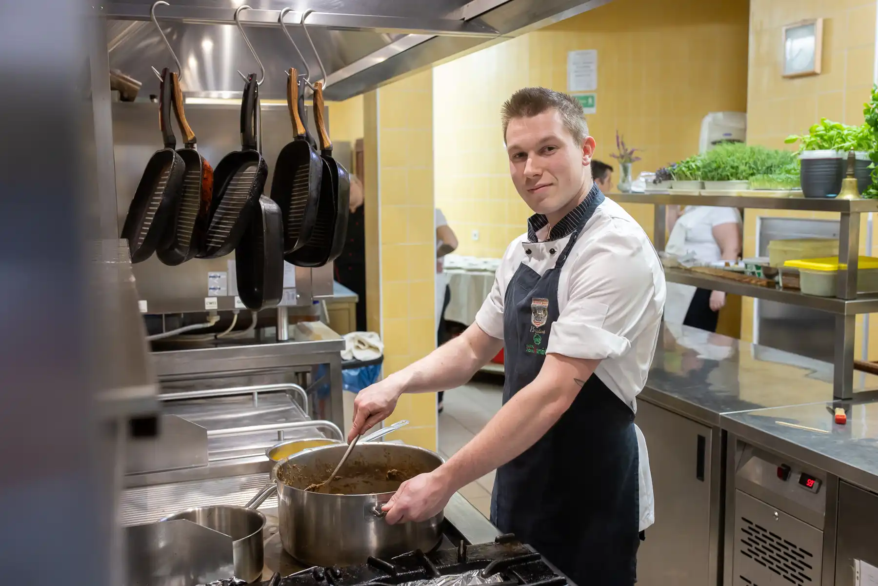 GASTRONOMSKI DOŽIVLJAJ Amos Novak i Melkior Bašić zajedno u kuhinji na ...