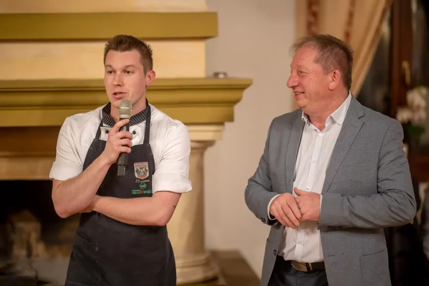 GASTRONOMSKI DOŽIVLJAJ Amos Novak i Melkior Bašić zajedno u kuhinji na ...