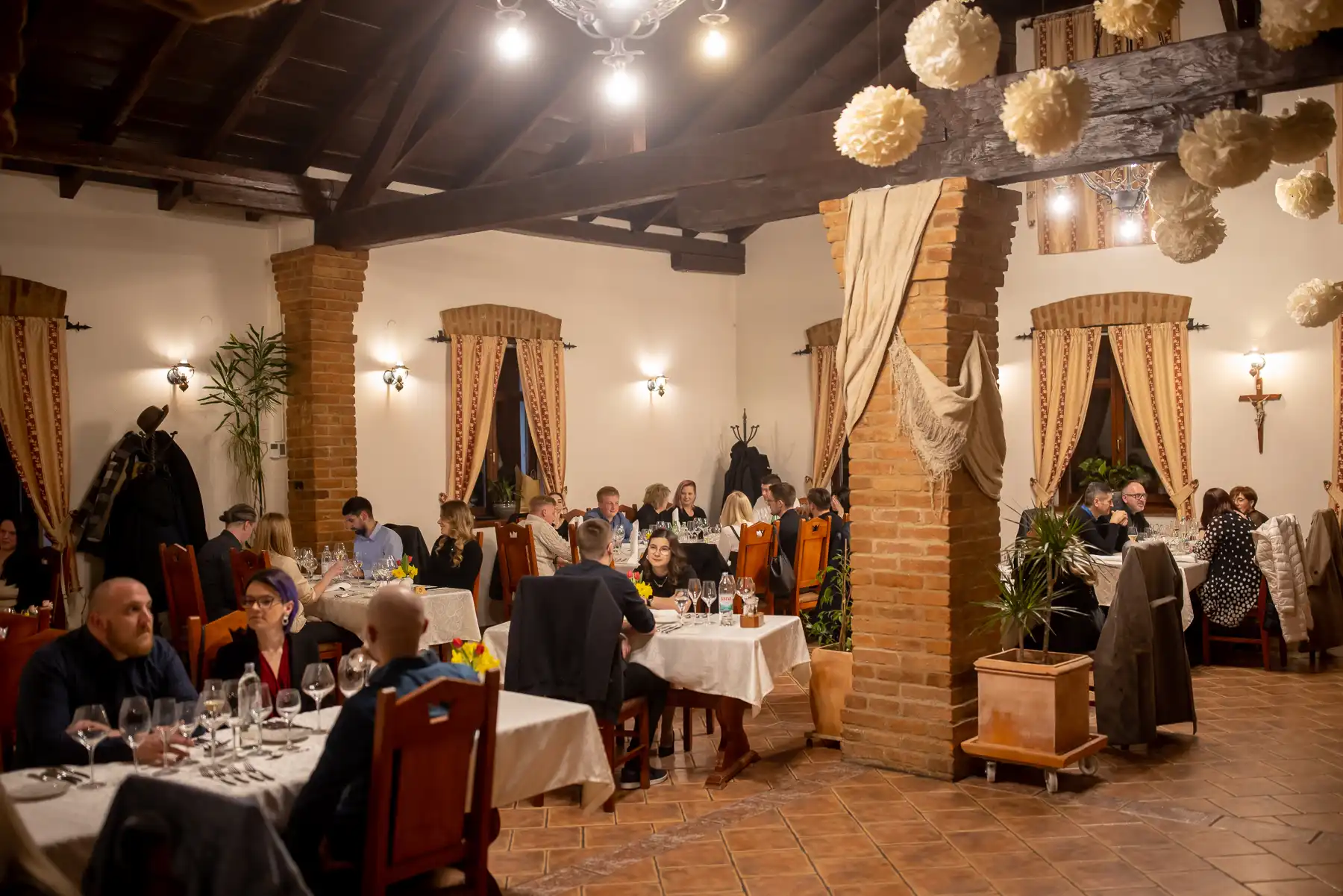 GASTRONOMSKI DOŽIVLJAJ Amos Novak i Melkior Bašić zajedno u kuhinji na ...