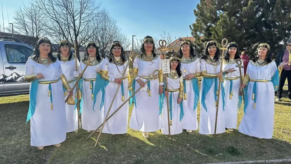 KRALJEVSKE KLEOPATRE Rekreativke iz Male Subotice pripremale kostime ...