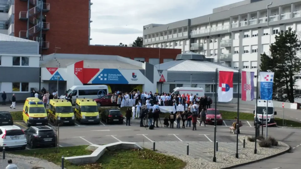 FOTO/VIDEO Mirno okupljanje ispred čakovečke bolnice: Transparenti i majice '1%' u znak podrške ...