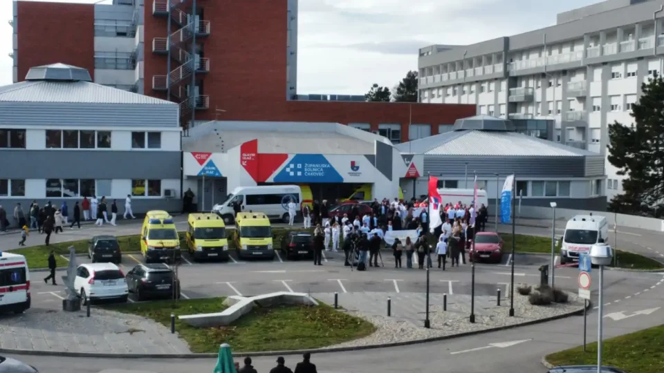 FOTO/VIDEO Mirno okupljanje ispred čakovečke bolnice: Transparenti i ...