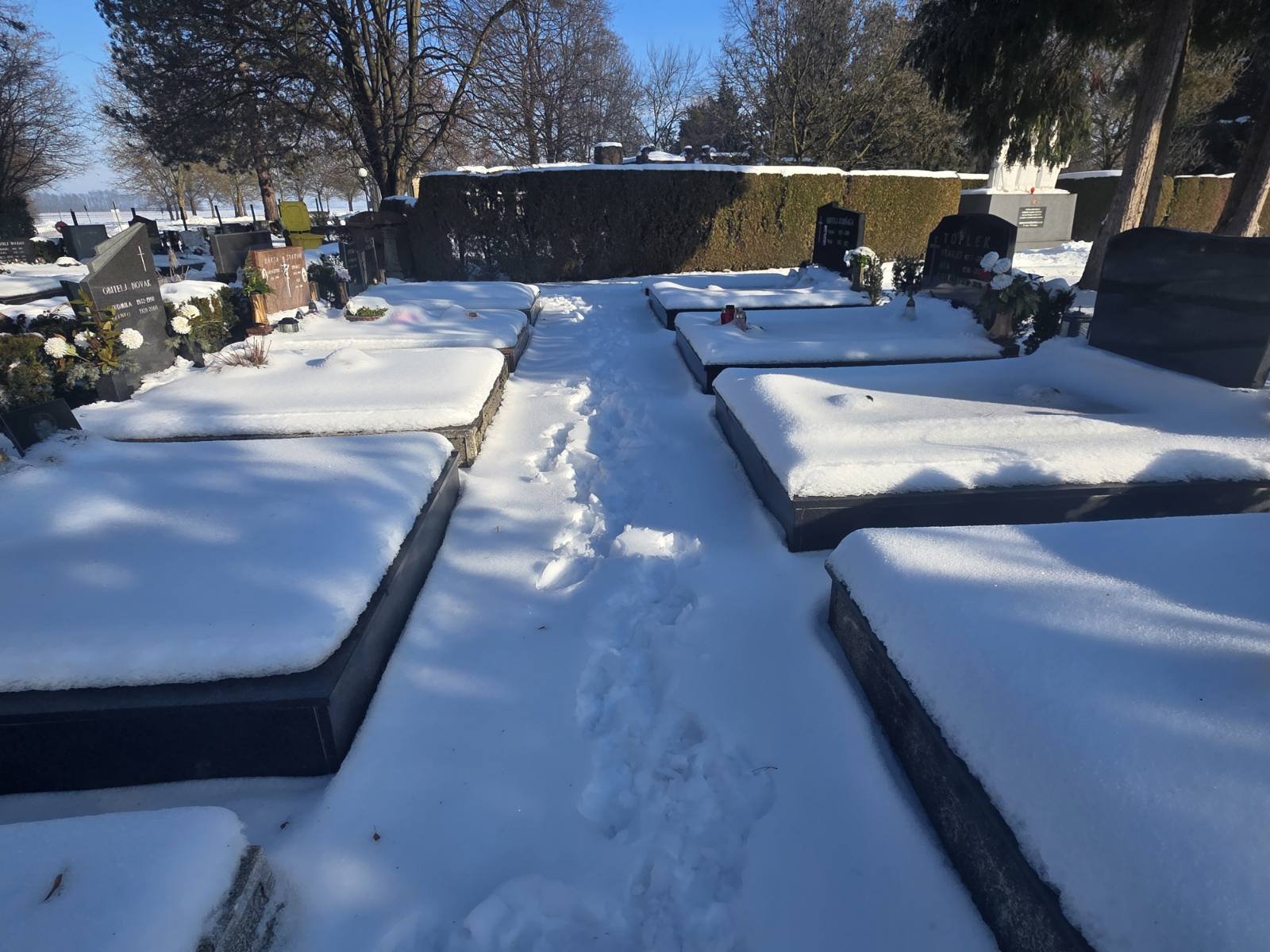 I DALJE POD SNIJEGOM Kretanje po čakovečkom groblju otežano i nakon ...