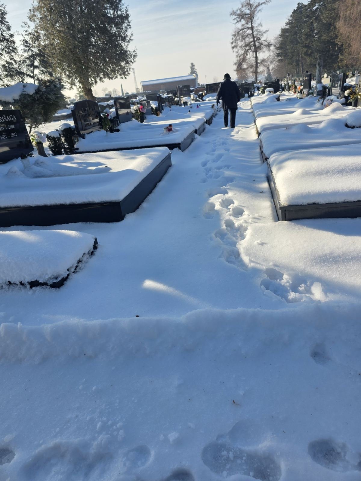 I DALJE POD SNIJEGOM Kretanje po čakovečkom groblju otežano i nakon ...