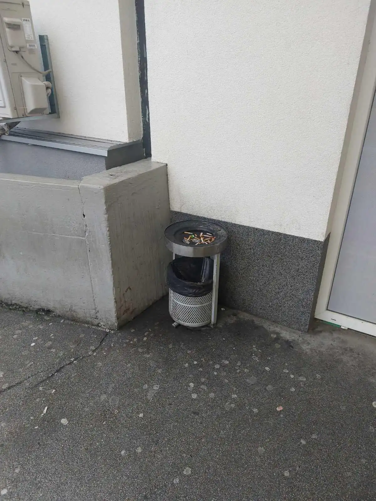 OPUŠCI PRED ULAZOM 'Je li to slika kakvu želimo?' - eMedjimurje.hr